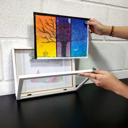 Quadro Expositor Moldura Guarda Desenhos para Folhas A4 - 1,5x4 - Kiaga